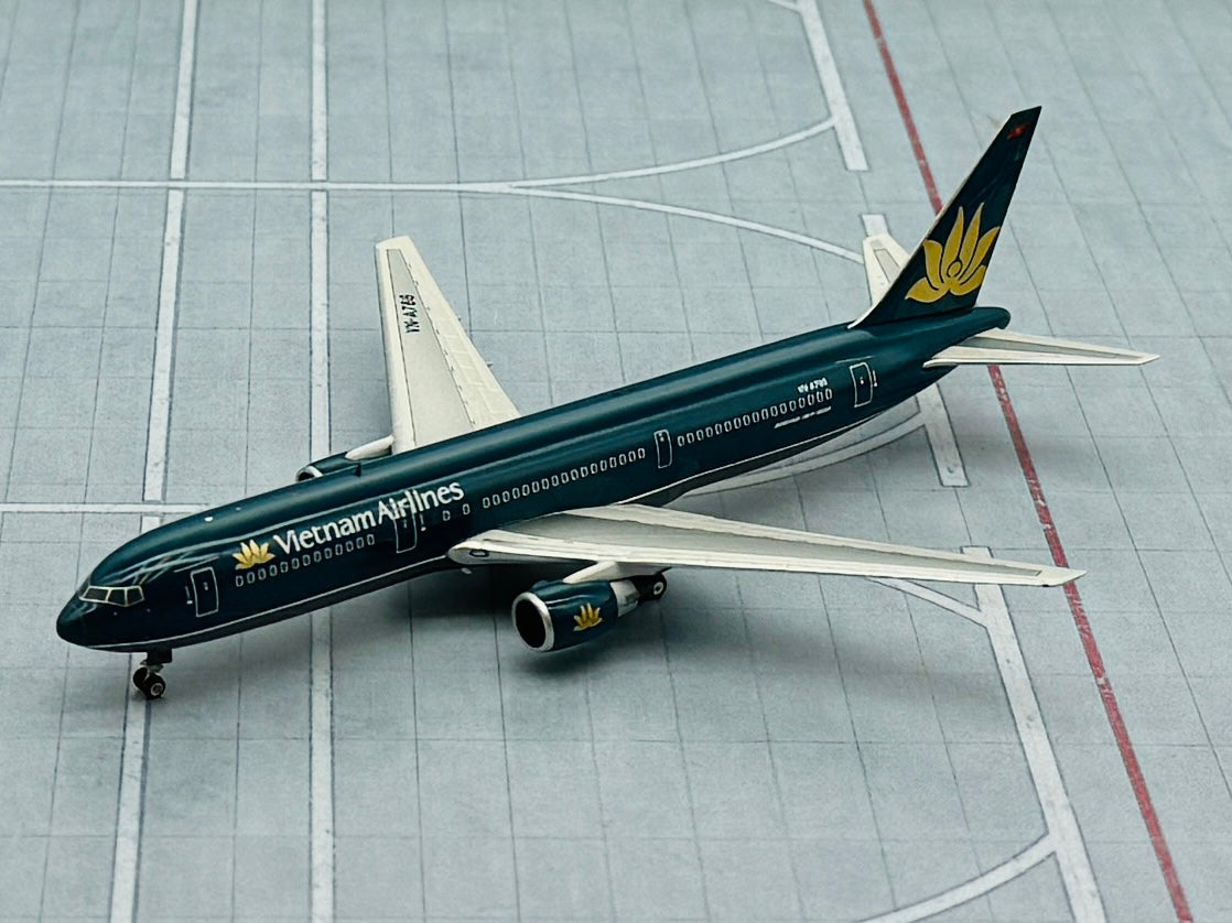 Phoenix 1/400 Vietnam Airlines Boeing 767-300ER VN-A766 – First Class ...